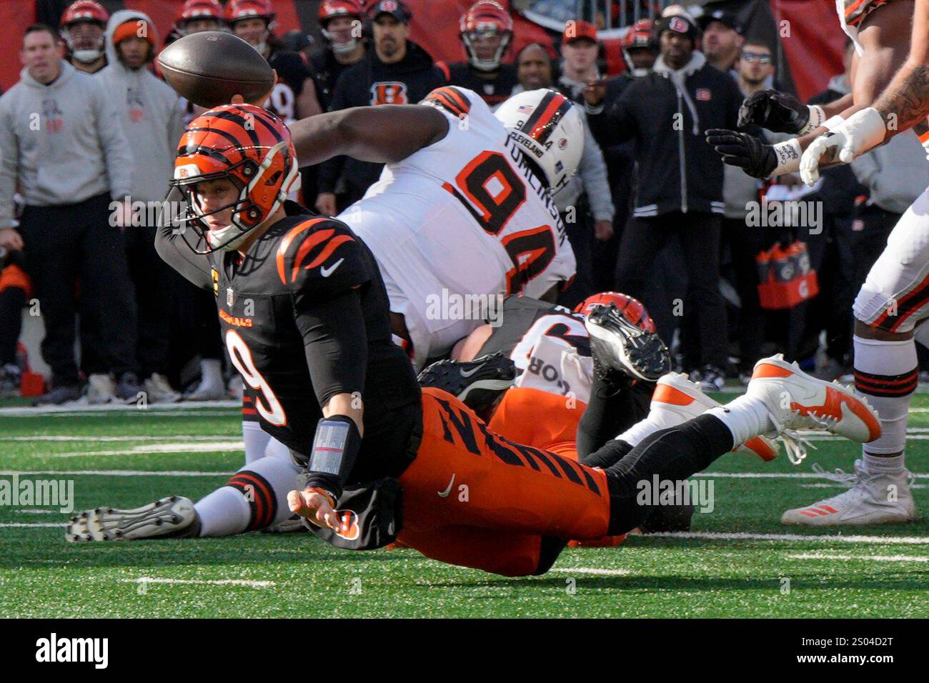 Cincinnati Bengals quarterback Joe Burrow (9) throws a touchdown pass ...