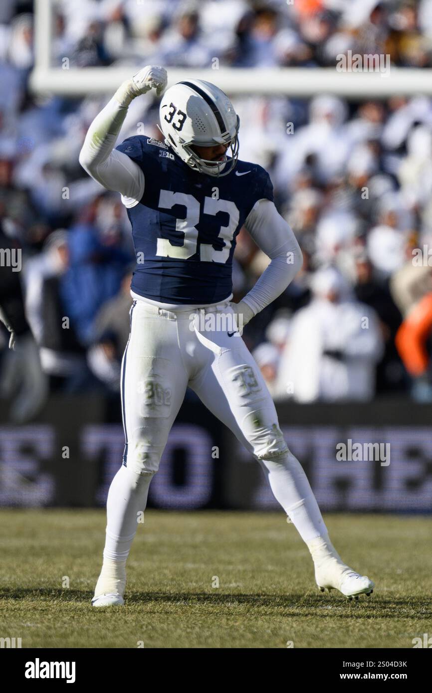 State College, PA, USA. 21st Dec, 2024. Penn State Nittany Lions defensive end Dani Dennis ...