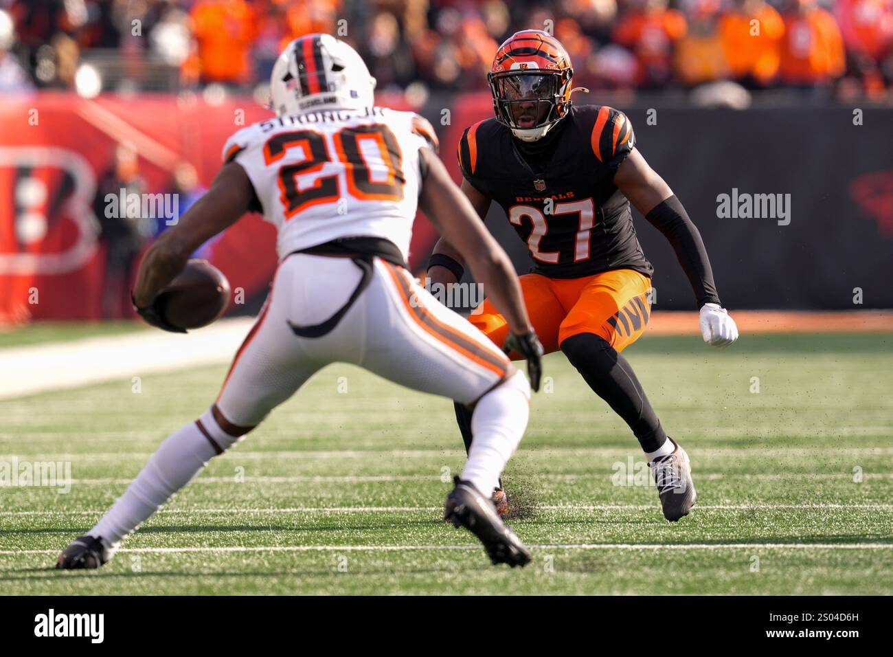 Cincinnati Bengals safety Jordan Battle (27) guards Cleveland Browns ...