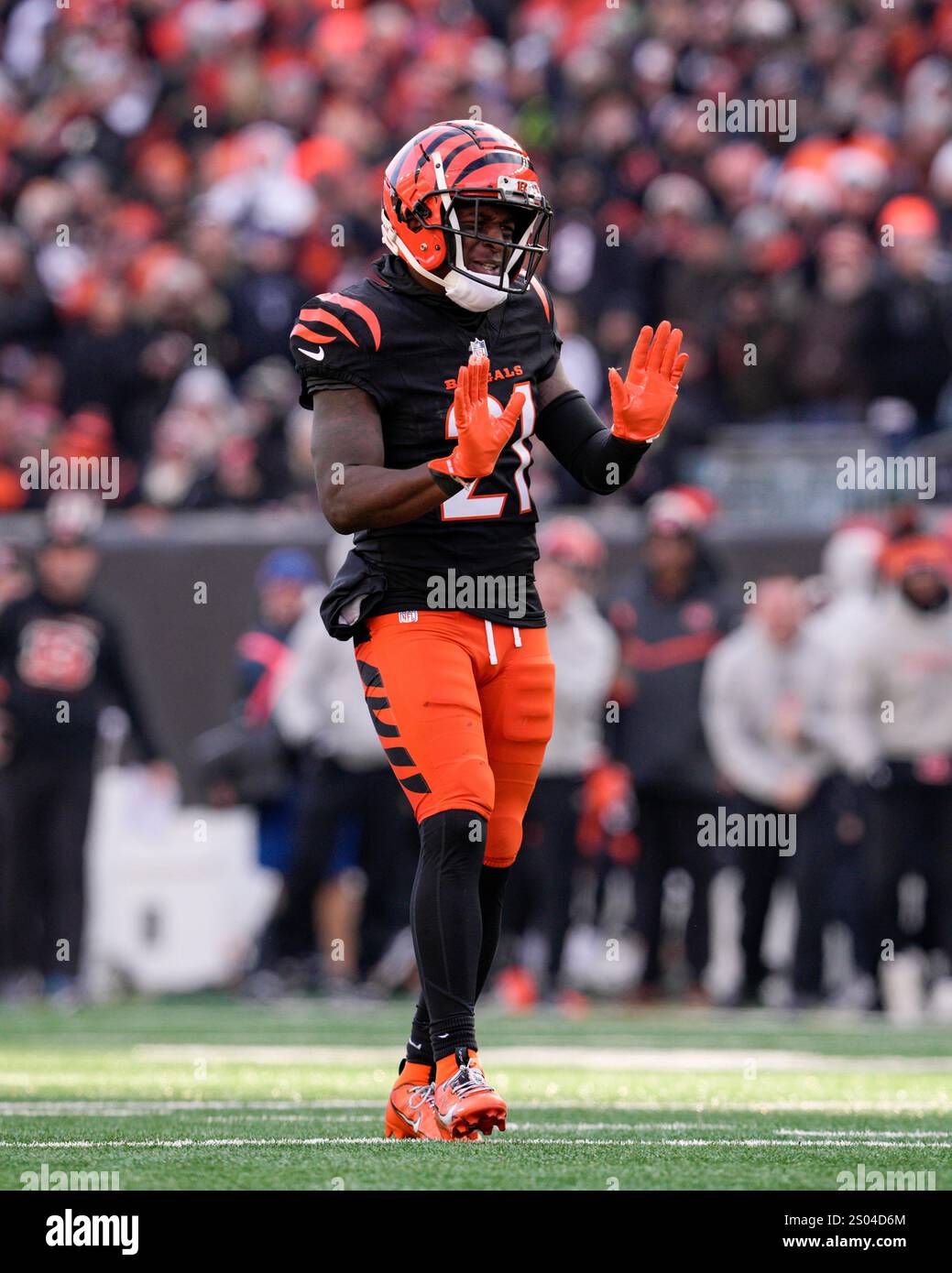 Cincinnati Bengals cornerback Mike Hilton (21) gestures after recording ...