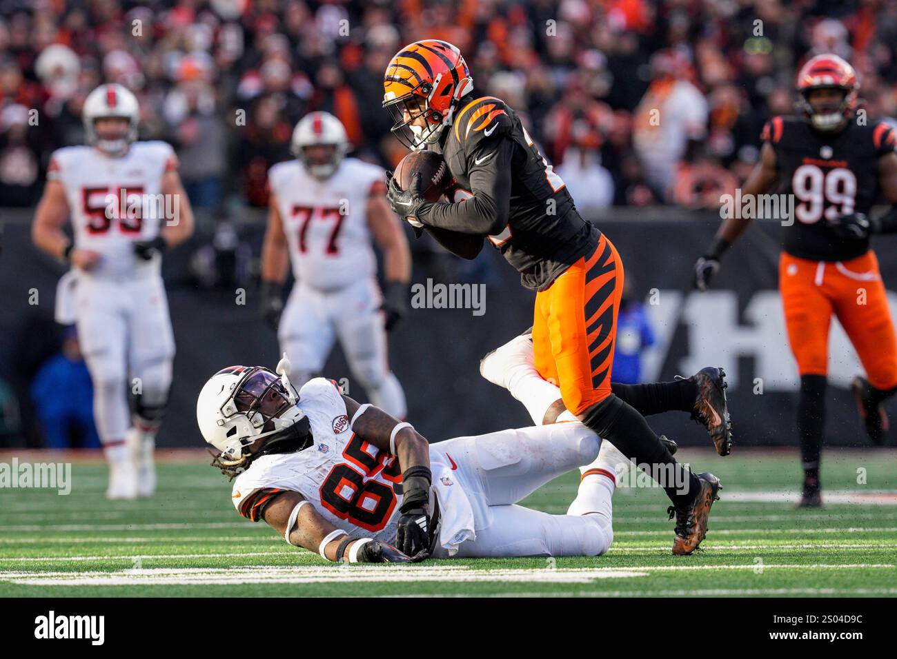 Cincinnati Bengals safety Geno Stone (22) makes an interception against ...