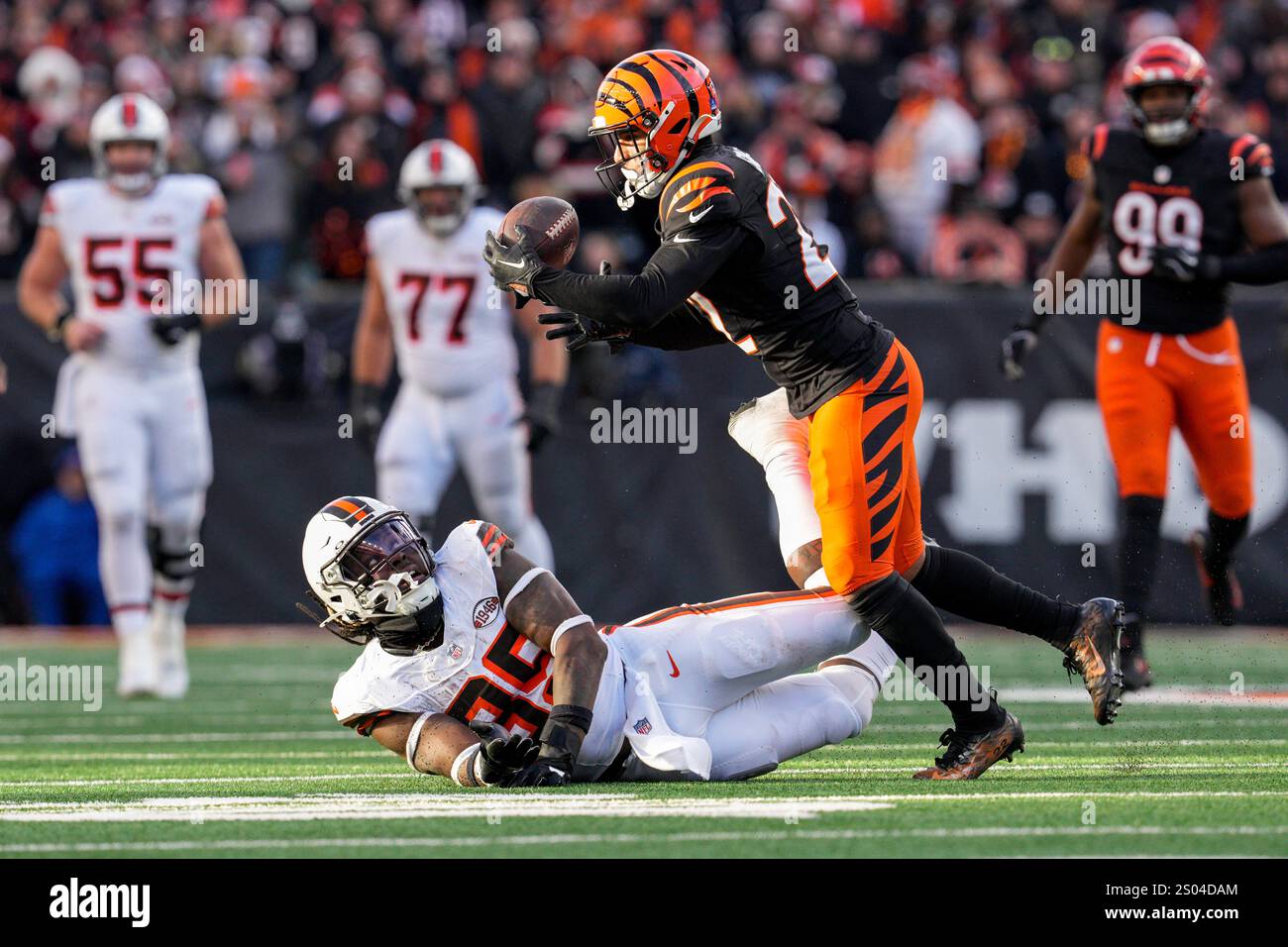 Cincinnati Bengals safety Geno Stone (22) makes an interception against ...