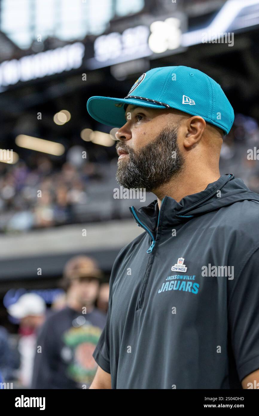 Jacksonville Jaguars defensive backs coach Kris Richard warms players ...