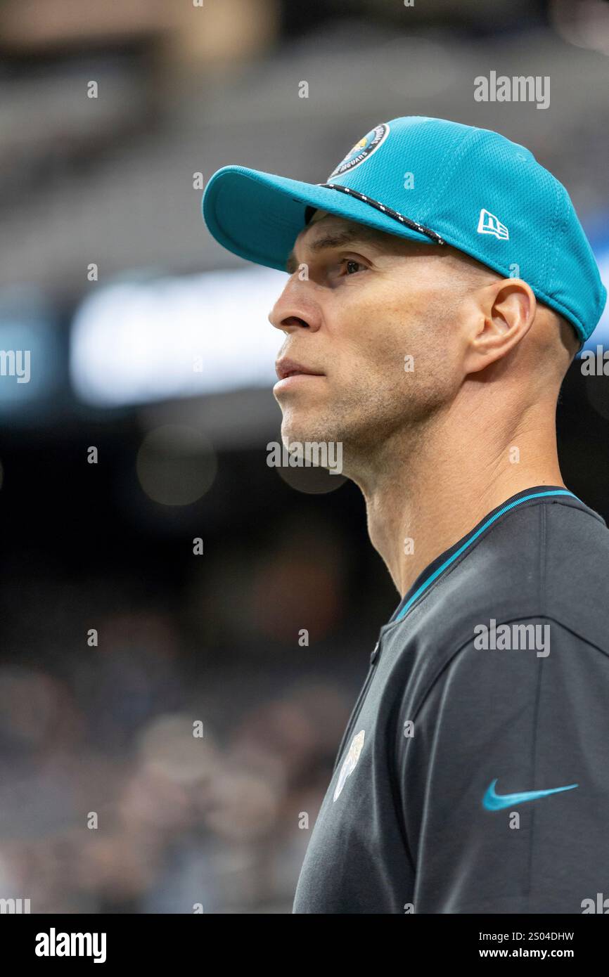 Jacksonville Jaguars tight ends coach Richard Angulo warms players up ...