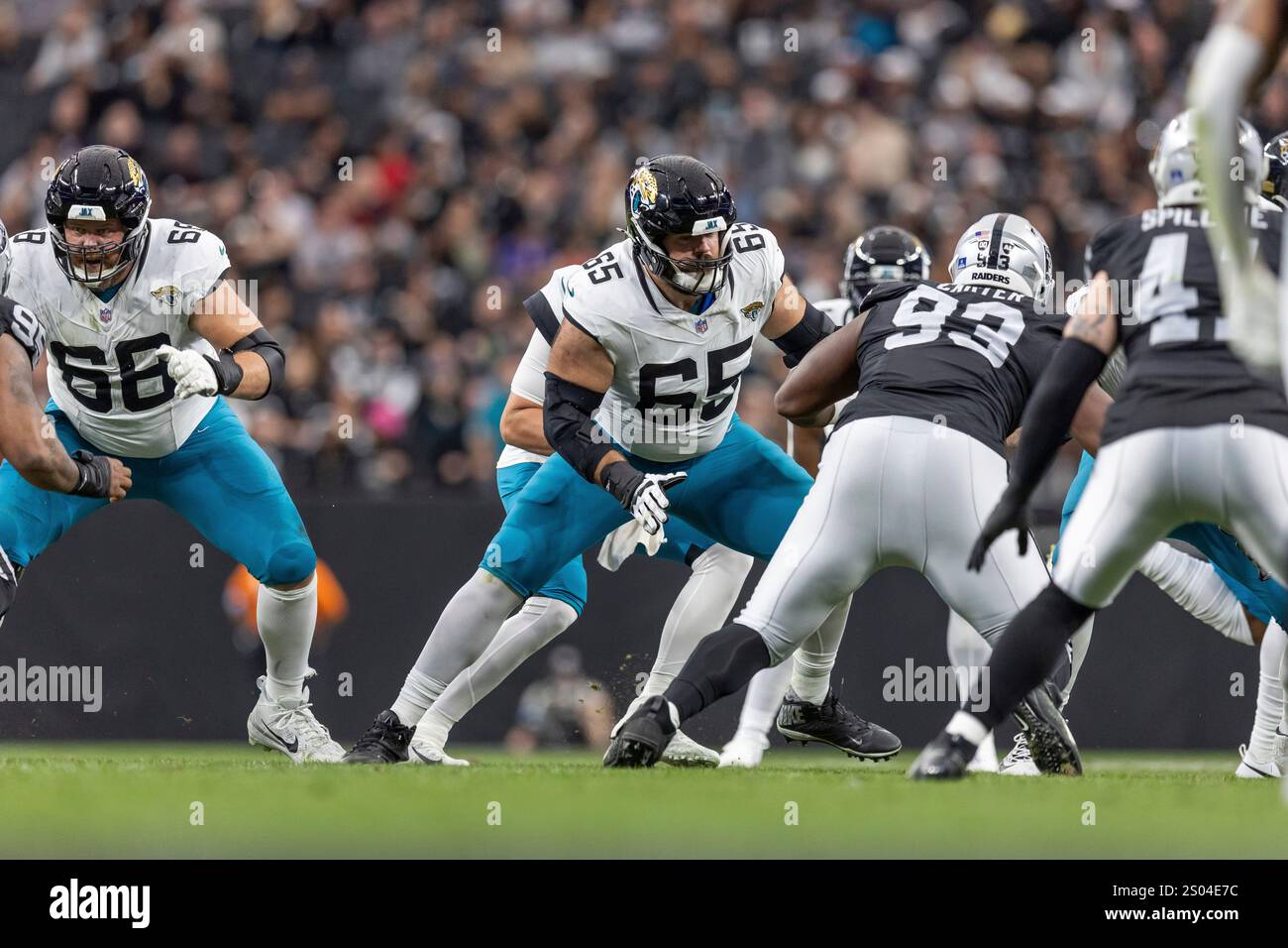 Jacksonville Jaguars center Mitch Morse (65) blocks against the Las ...