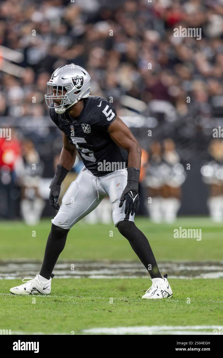 Las Vegas Raiders linebacker Divine Deablo (5) lines up against the ...
