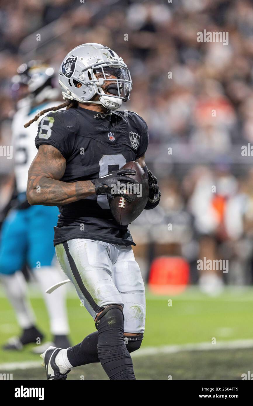 Las Vegas Raiders running back Ameer Abdullah (8) runs the ball and ...