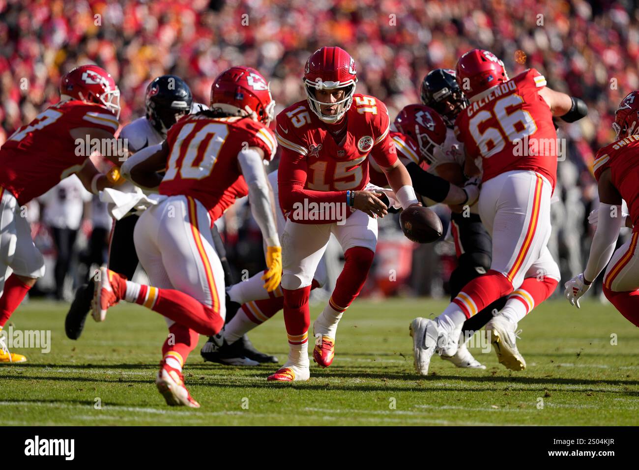 Kansas City Chiefs quarterback Patrick Mahomes (15) hands the ball off ...
