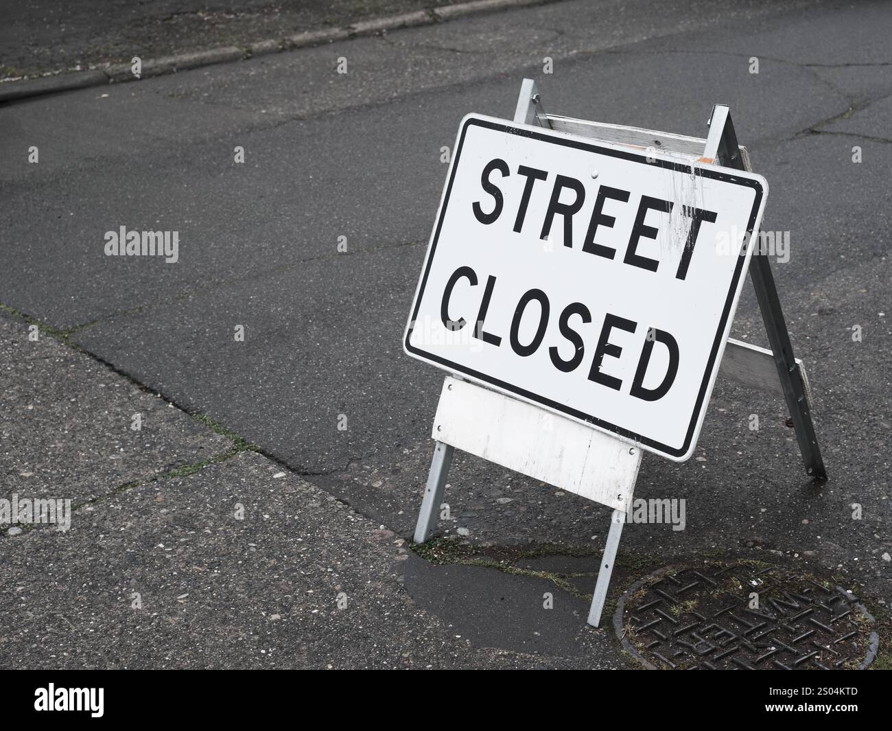 Construction sign road closed hi-res stock photography and images - Alamy
