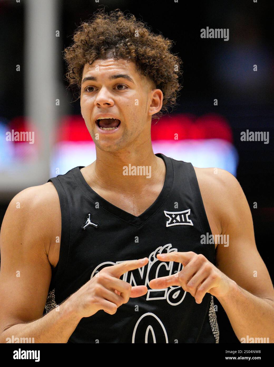 Cincinnati guard Dan Skillings Jr. (0) gestures during an NCAA college ...