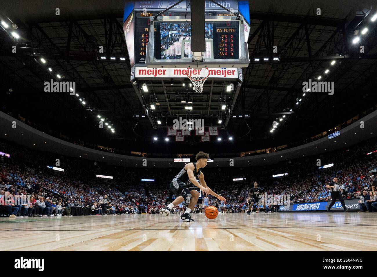 Cincinnati guard Dan Skillings Jr. (0) chases a loose ball during an ...