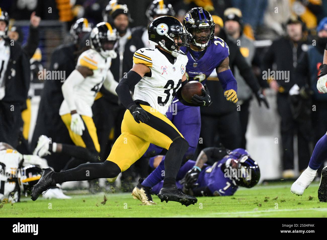 Pittsburgh Steelers safety Minkah Fitzpatrick (39) returns an ...