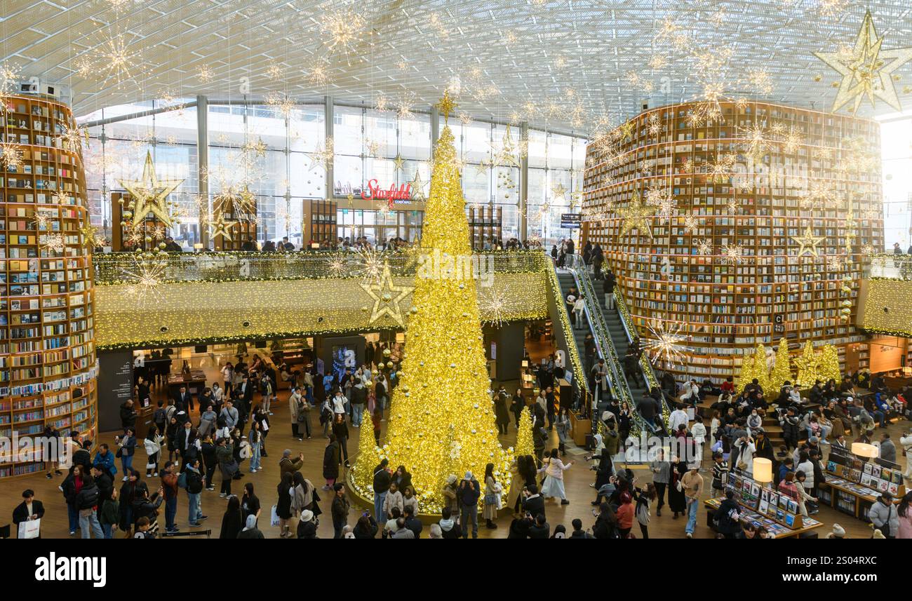 Two story mall hi-res stock photography and images - Alamy