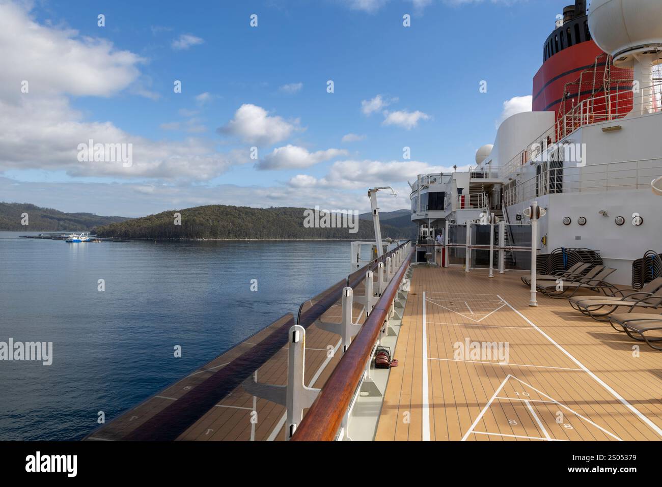 Port Arthur Tasmania, Cunard Queen Elizabeth cruise ship anchored in ...