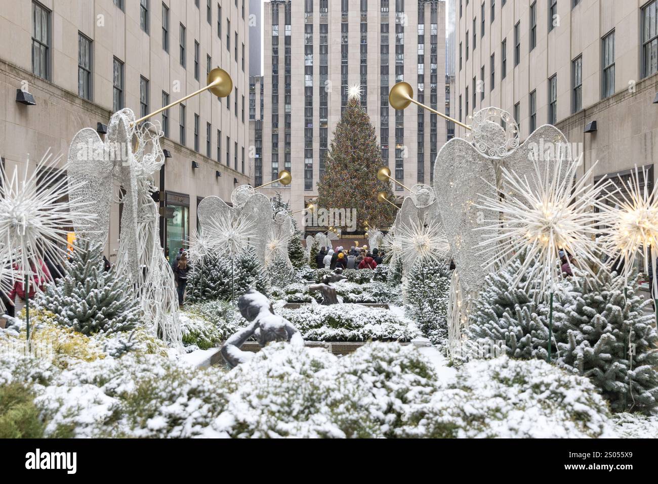 New York, United Of States. 24th Dec, 2024. Public takes advantage of ...