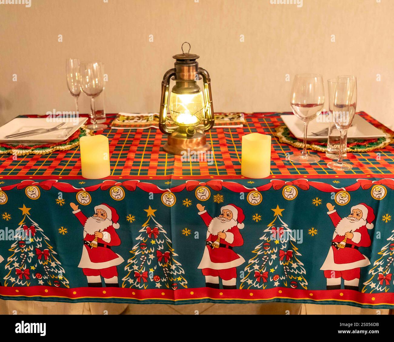 Traditional Christmas table decorated with luxury Stock Photo - Alamy