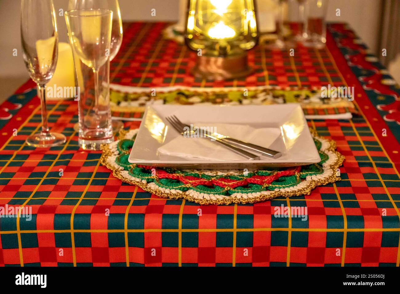 Traditional Christmas table decorated with luxury Stock Photo - Alamy