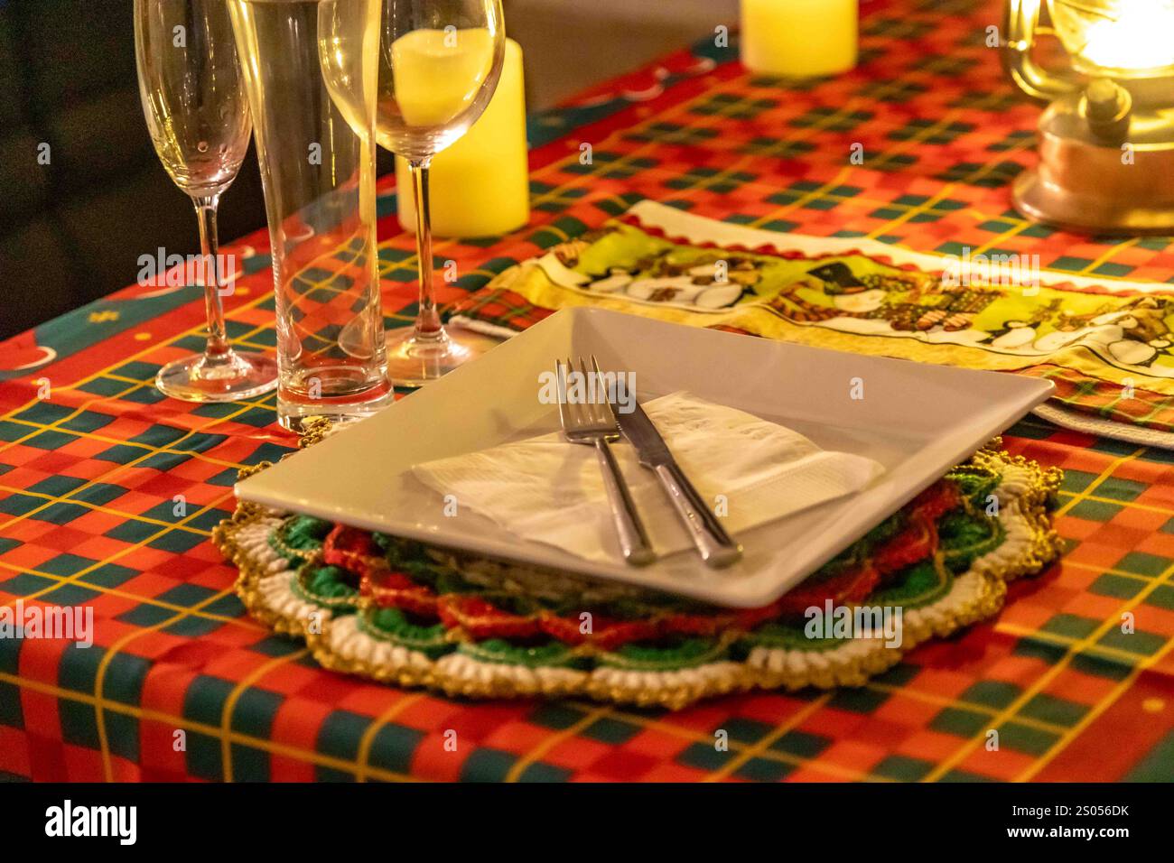 Traditional Christmas table decorated with luxury Stock Photo - Alamy