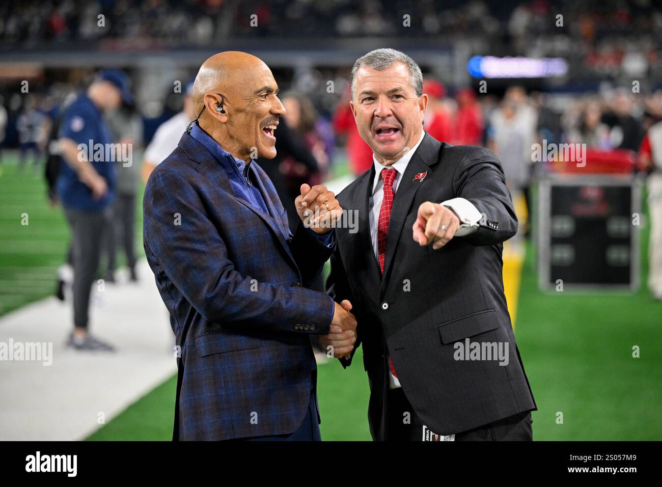 Former NFL head coach Tony Dungy (left) talks with Tampa Bay Buccaneers ...