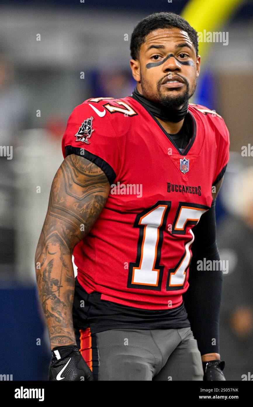 Tampa Bay Buccaneers wide receiver Sterling Shepard warms up before an ...