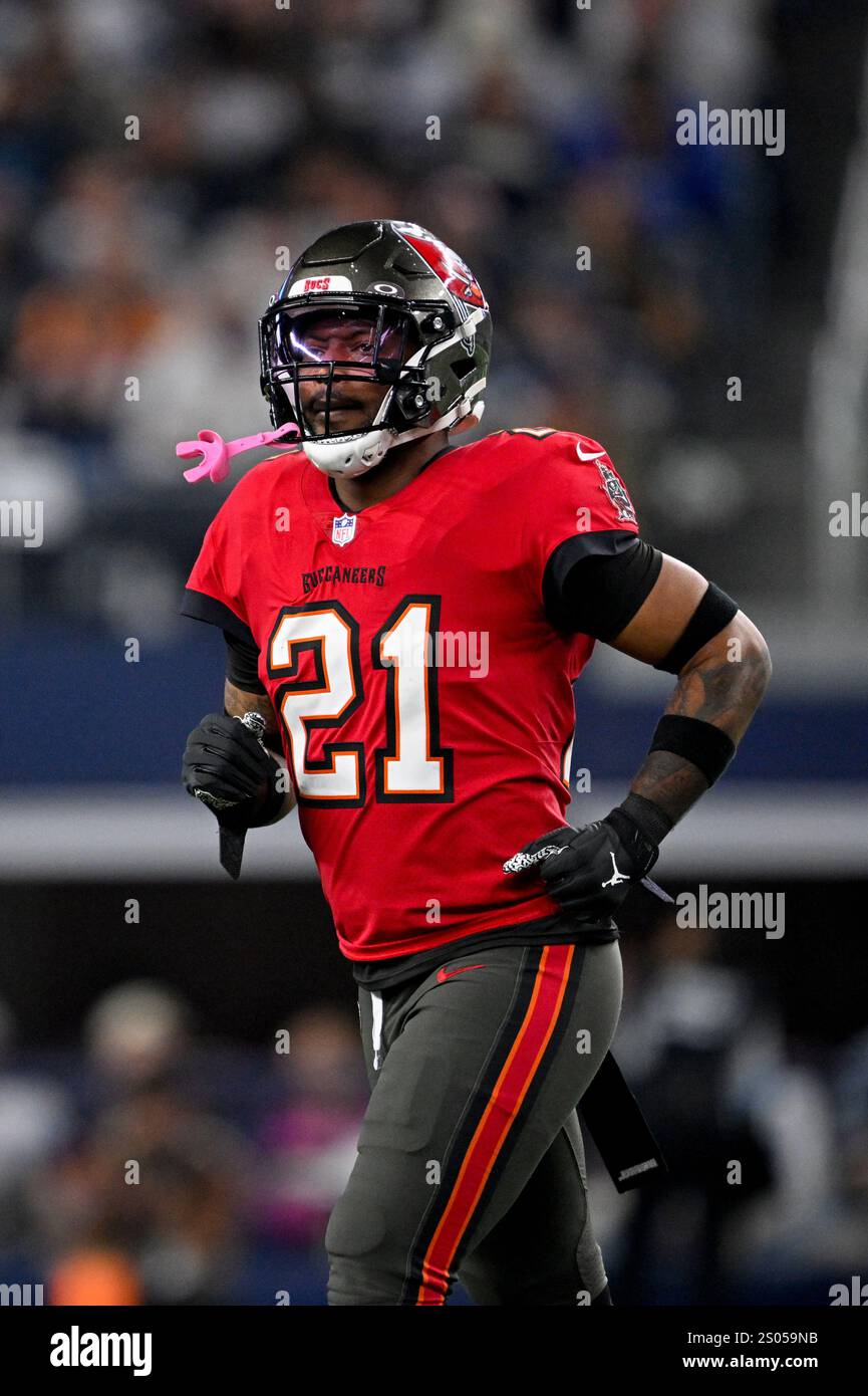 Tampa Bay Buccaneers safety Mike Edwards (21) gets into position during ...