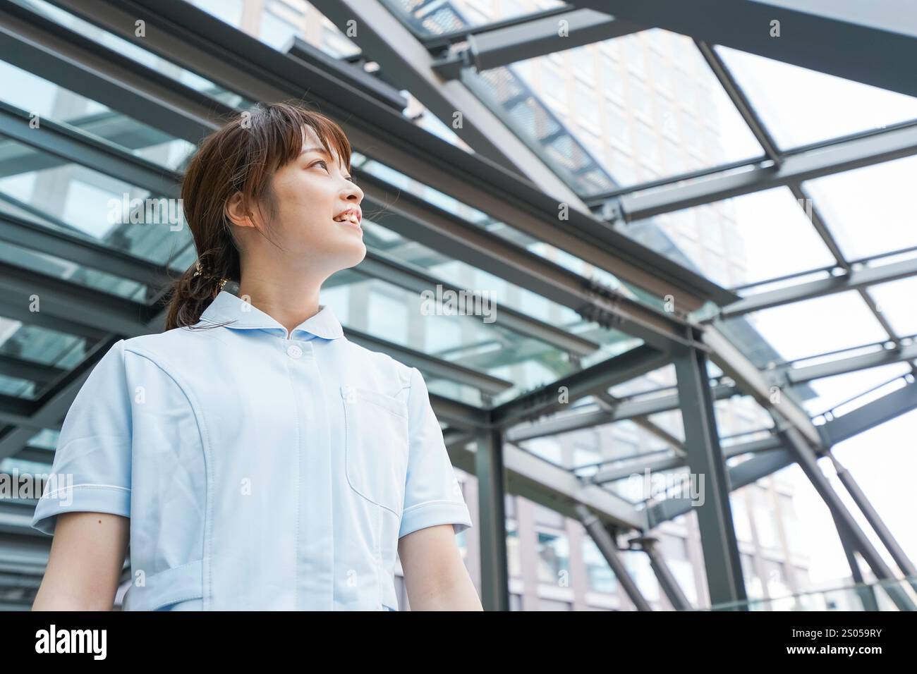 Medical staff walking ward corridor hi-res stock photography and images ...