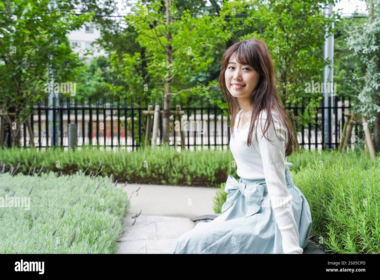 Stylish women outside hi-res stock photography and images - Alamy