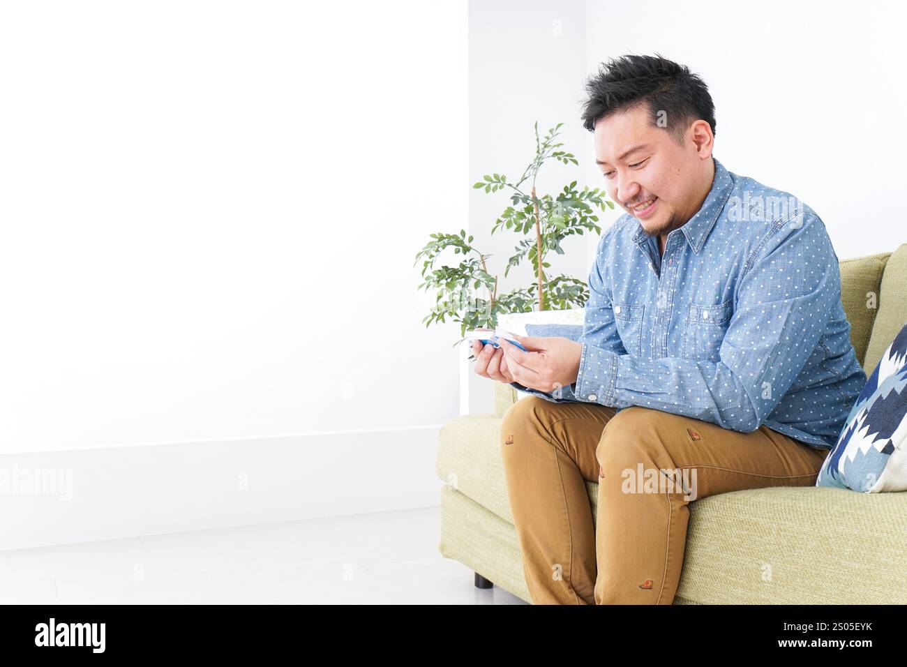 Studying english online man hi-res stock photography and images - Alamy