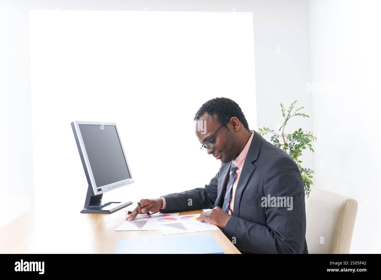 Office data analysis hi-res stock photography and images - Alamy