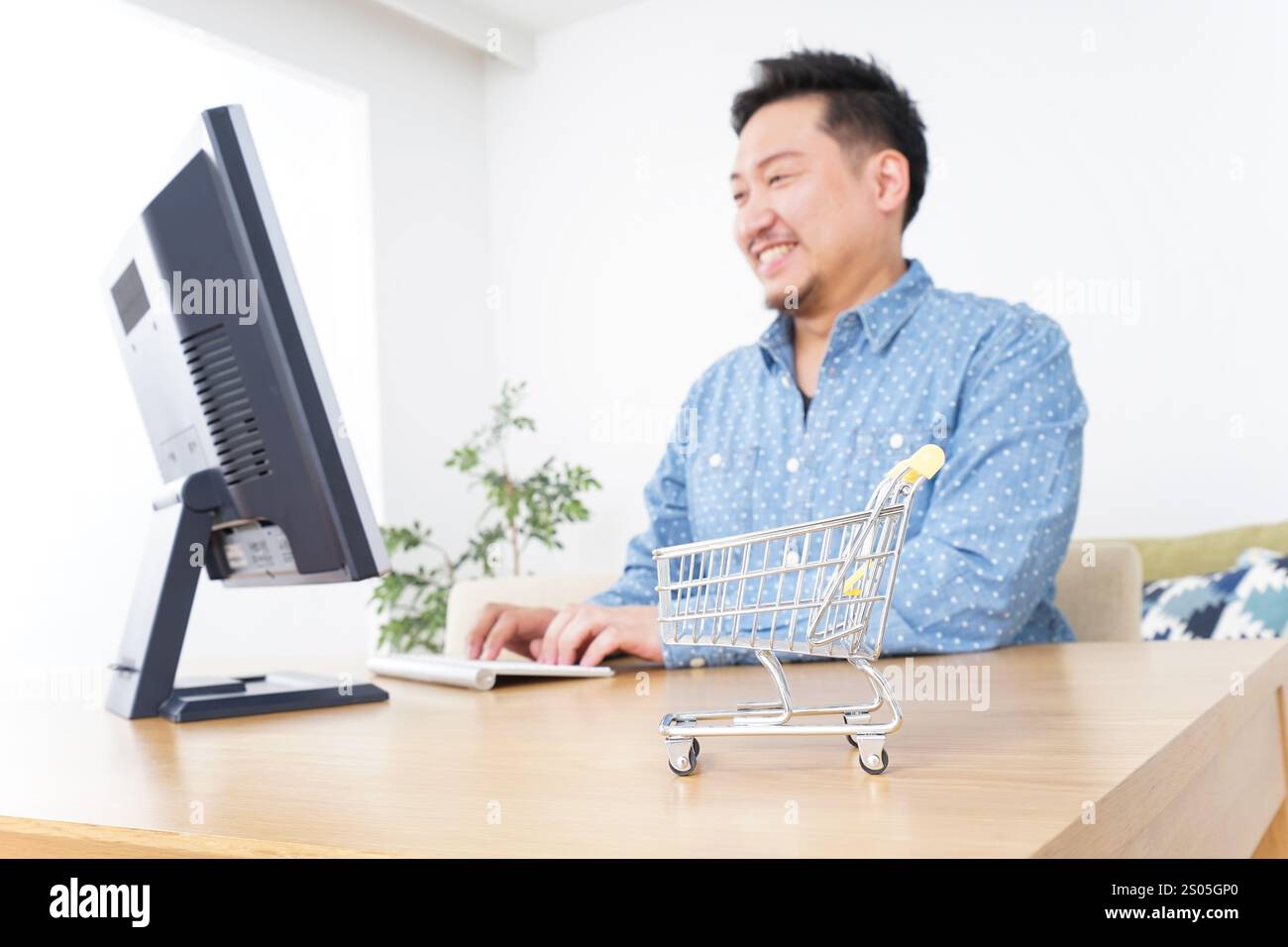 Happy online hi-res stock photography and images - Alamy