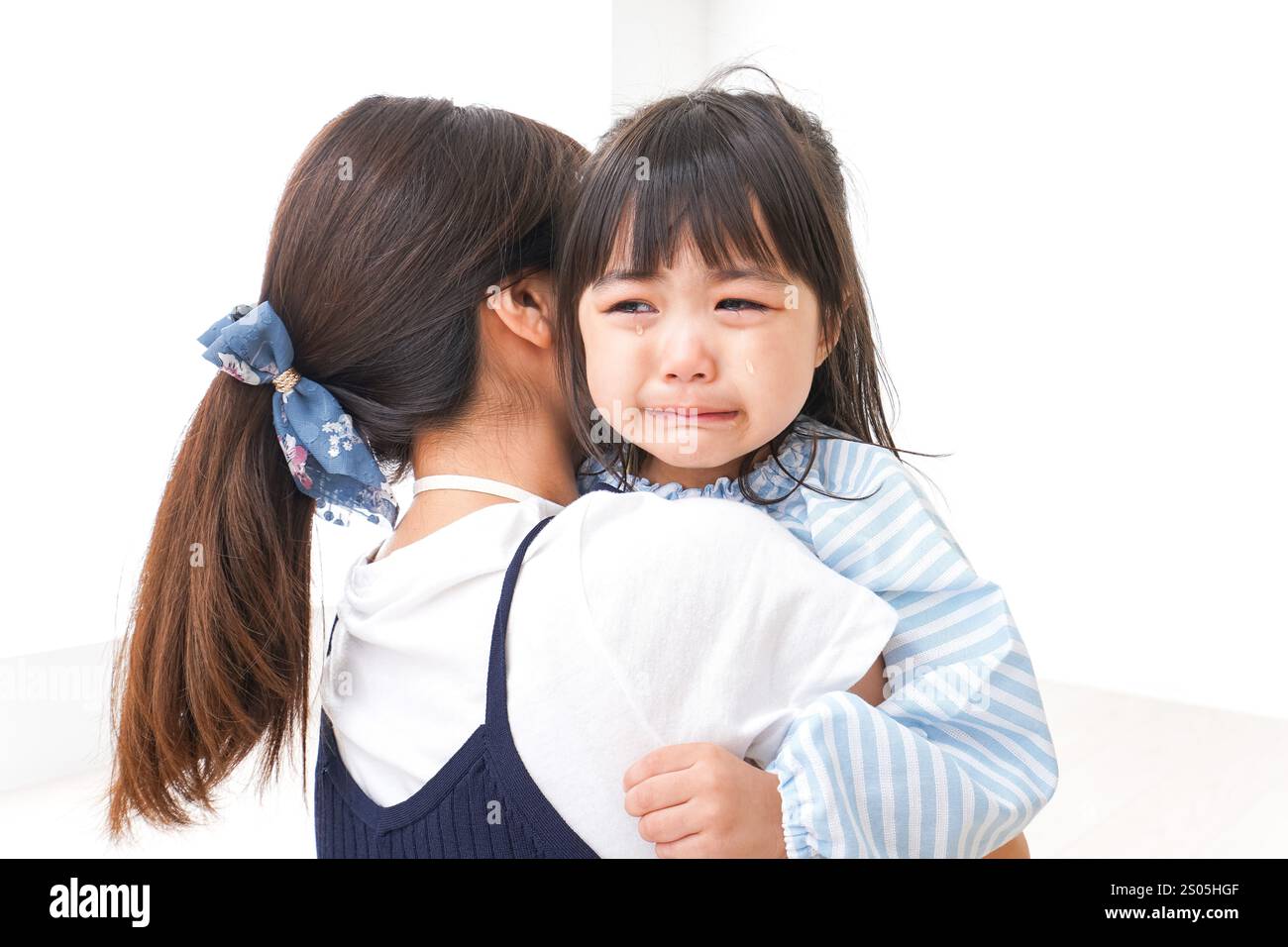Crying child and mother Stock Photo - Alamy