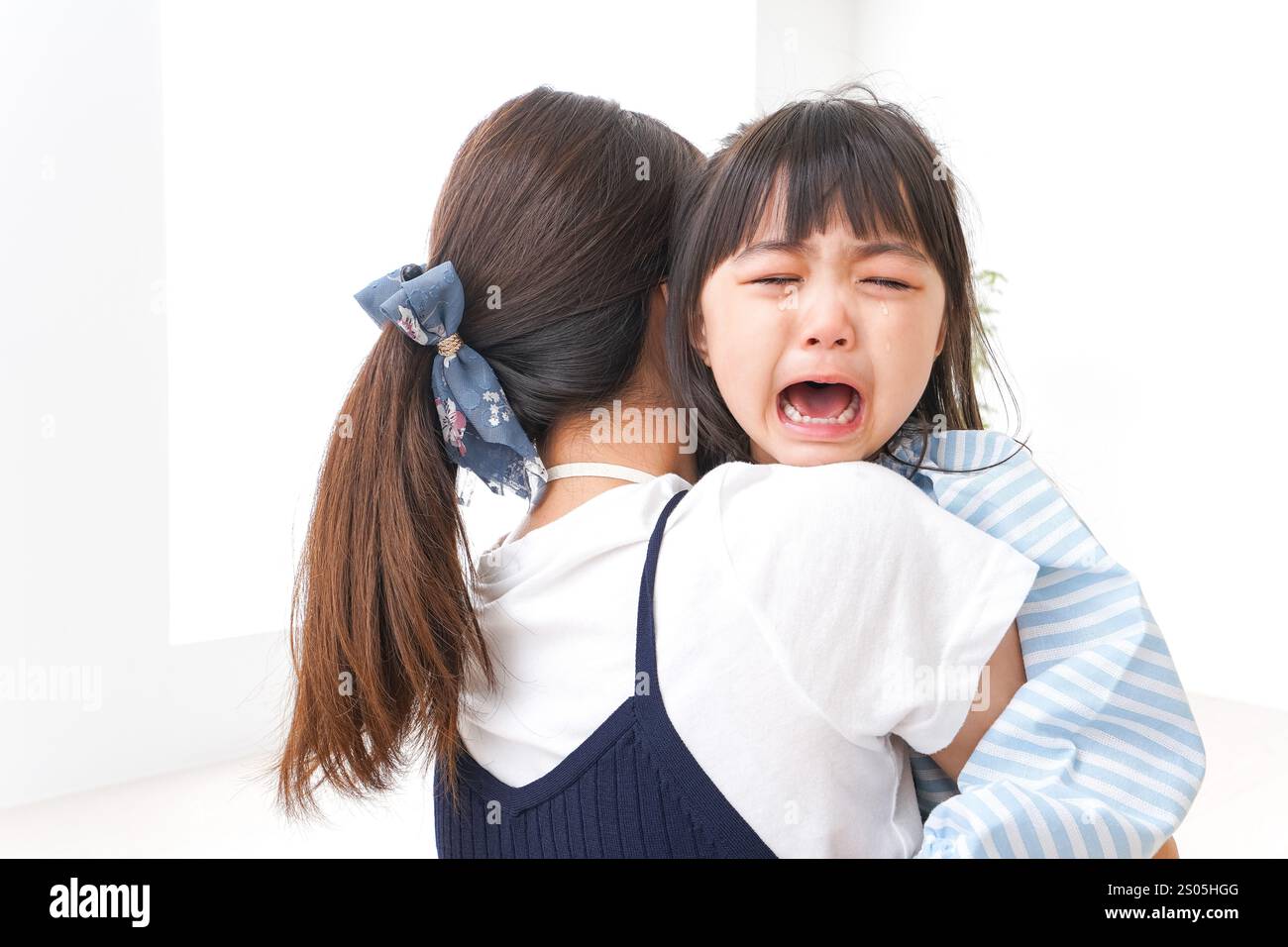 Crying child and mother Stock Photo - Alamy