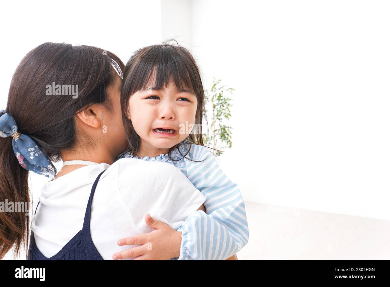 Crying child and mother Stock Photo - Alamy