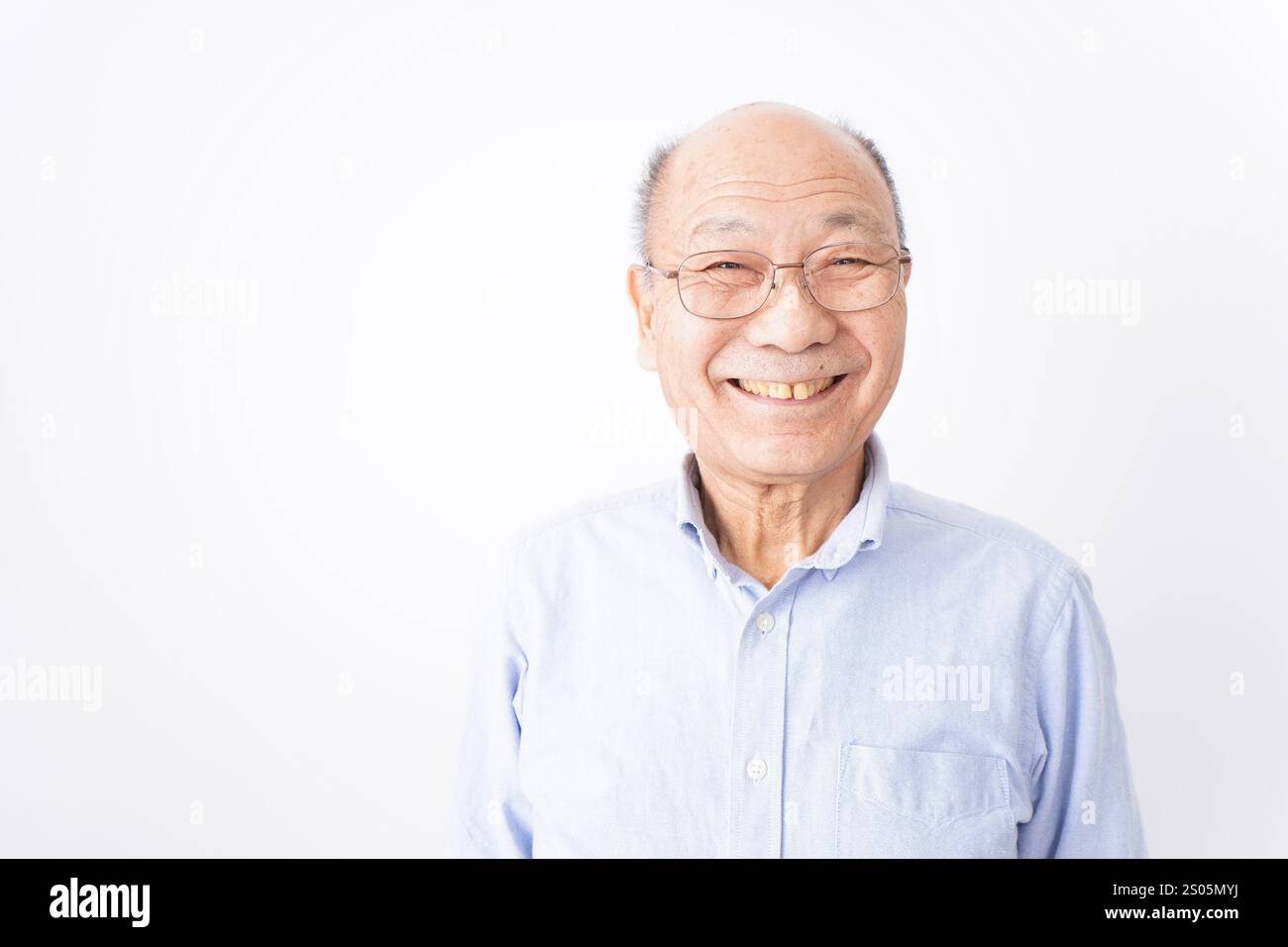 Smiling old man Stock Photo - Alamy