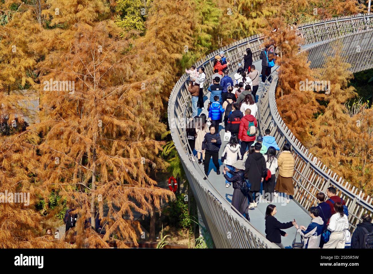 **CHINESE MAINLAND, HONG KONG, MACAU AND TAIWAN OUT** Tourists admire ...