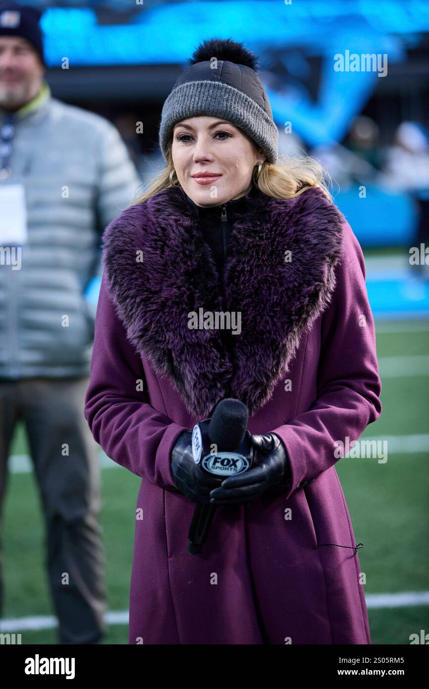 FOX NFL sideline reporter Jen Hale waits to interview a player ...