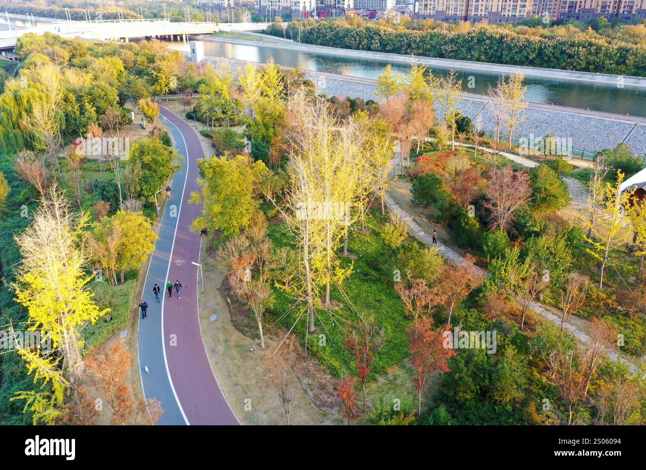 (241225) -- WUHAN, Dec. 25, 2024 (Xinhua) -- An aerial drone photo ...