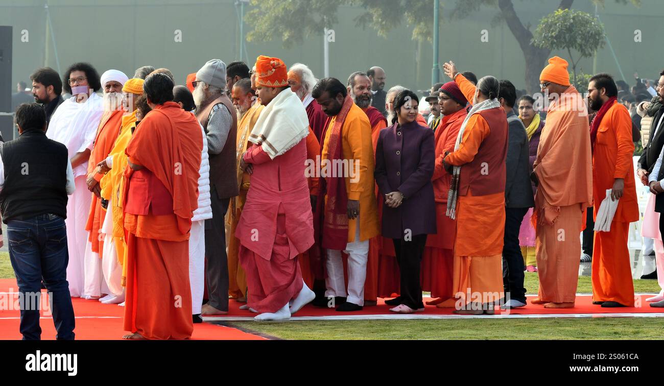 New Delhi, Delhi, India. 25th Dec, 2024. Priest of Hindu Relegious ...