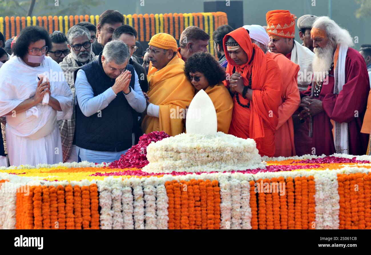 New Delhi, Delhi, India. 25th Dec, 2024. Priest of Hindu Relegious ...