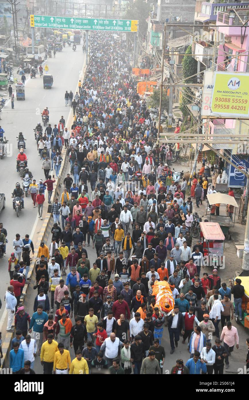 Patna, India. 24th Dec, 2024. PATNA, INDIA - DECEMBER 24: People gather ...