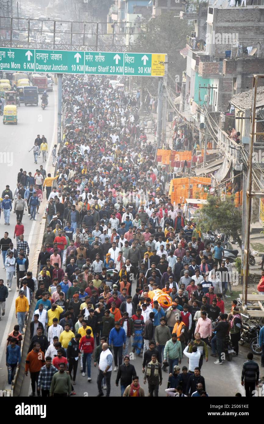 Patna, India. 24th Dec, 2024. PATNA, INDIA - DECEMBER 24: People gather ...