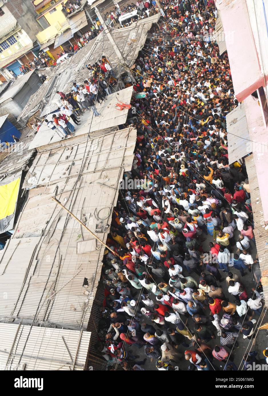 Patna, India. 24th Dec, 2024. PATNA, INDIA - DECEMBER 24: People gather ...