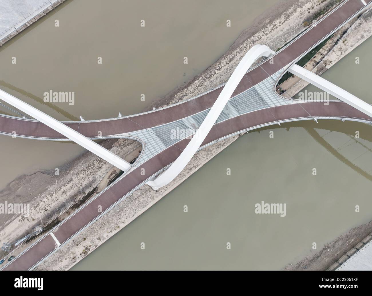 HANGZHOU, CHINA - DECEMBER 25, 2024 - A scenic pedestrian bridge across ...