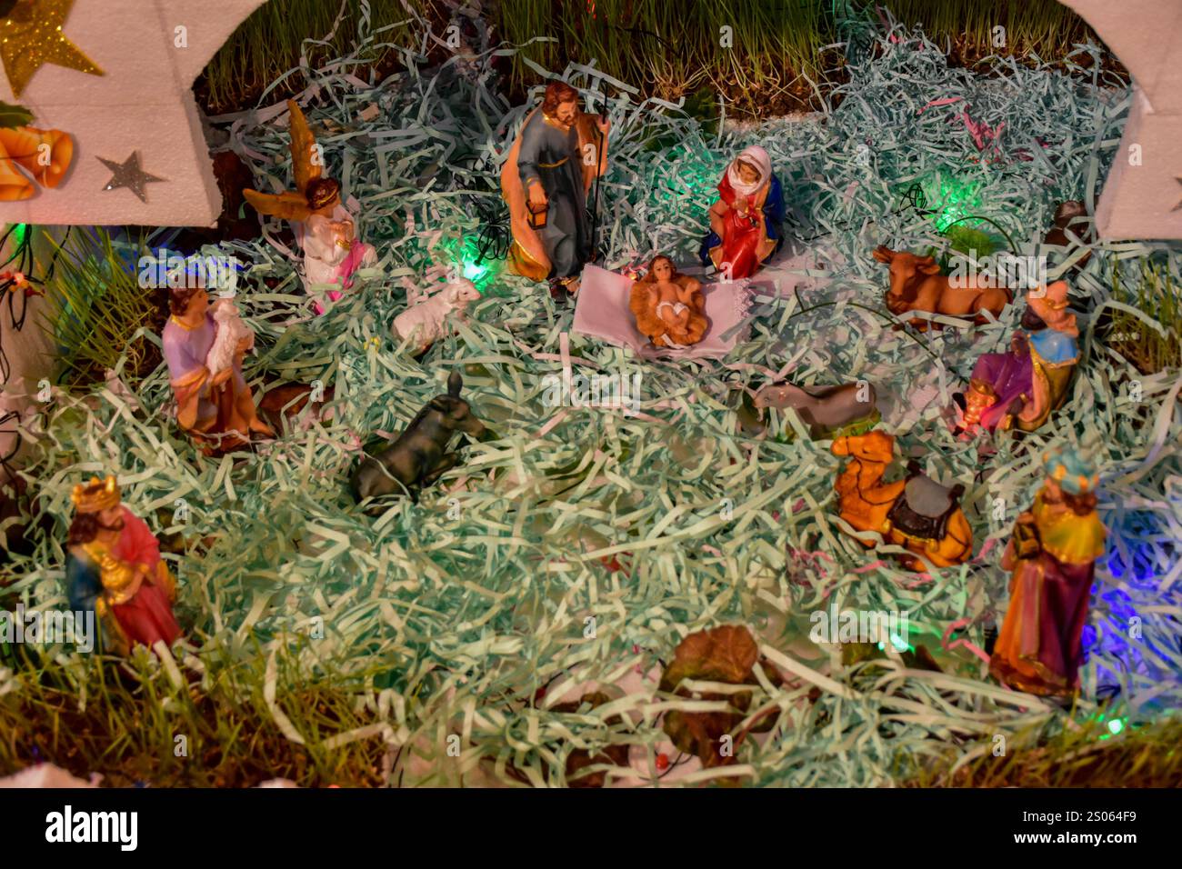 Srinagar, India. 25th Dec, 2024. General view of decorated nativity ...