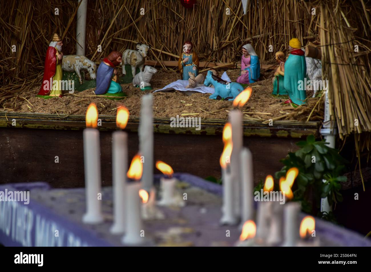 Srinagar, India. 25th Dec, 2024. General view of decorated nativity ...