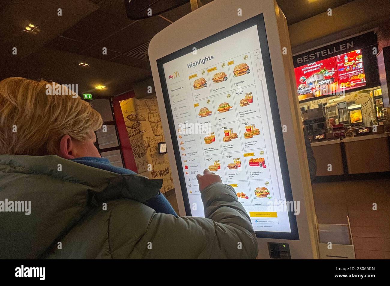 McDonald s Schnellrestaurant,US-amerikanischer Betreiber und Franchisegeber von weltweit ...