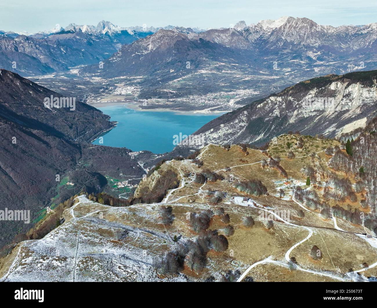 Monte Pizzoc panoramica aerea dall'alto sulle dolomiti durante giornata ...