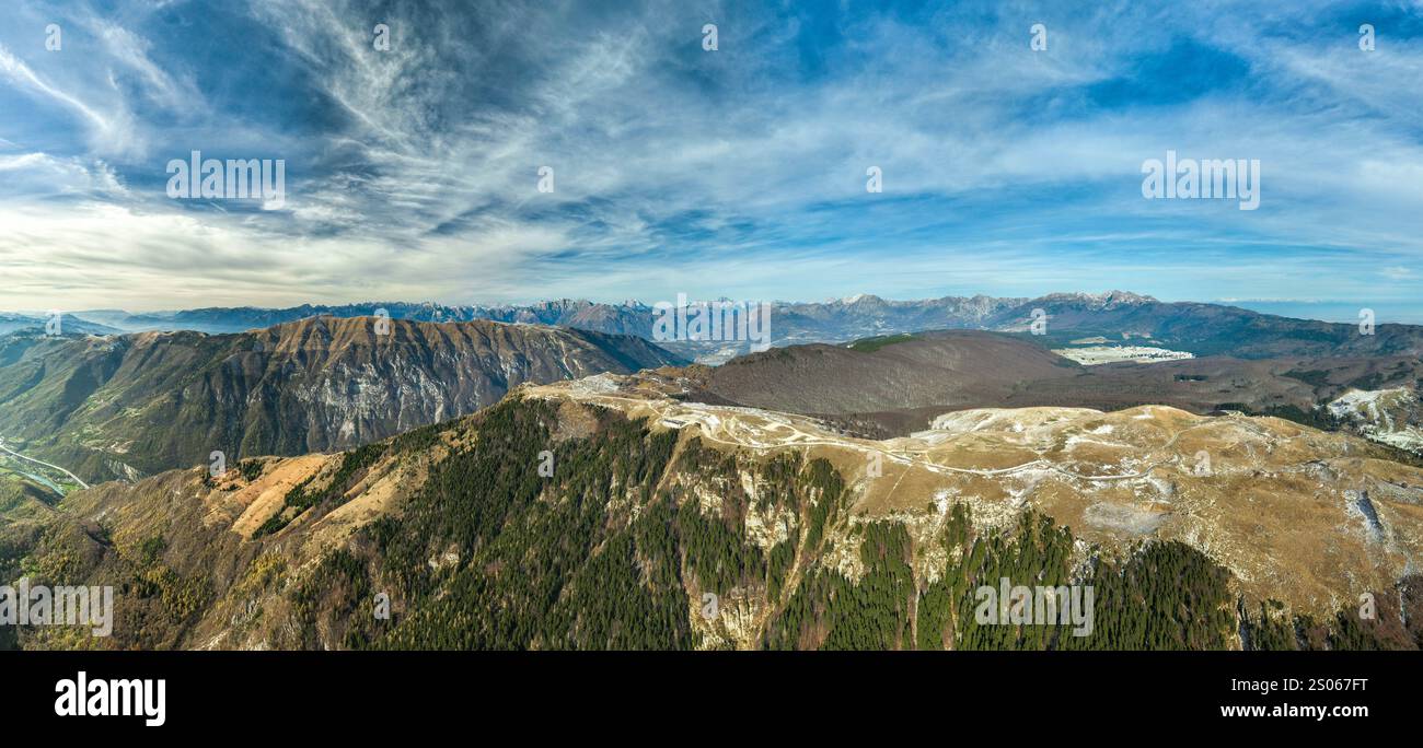 Monte Pizzoc panoramica aerea dall'alto sulle dolomiti durante giornata ...