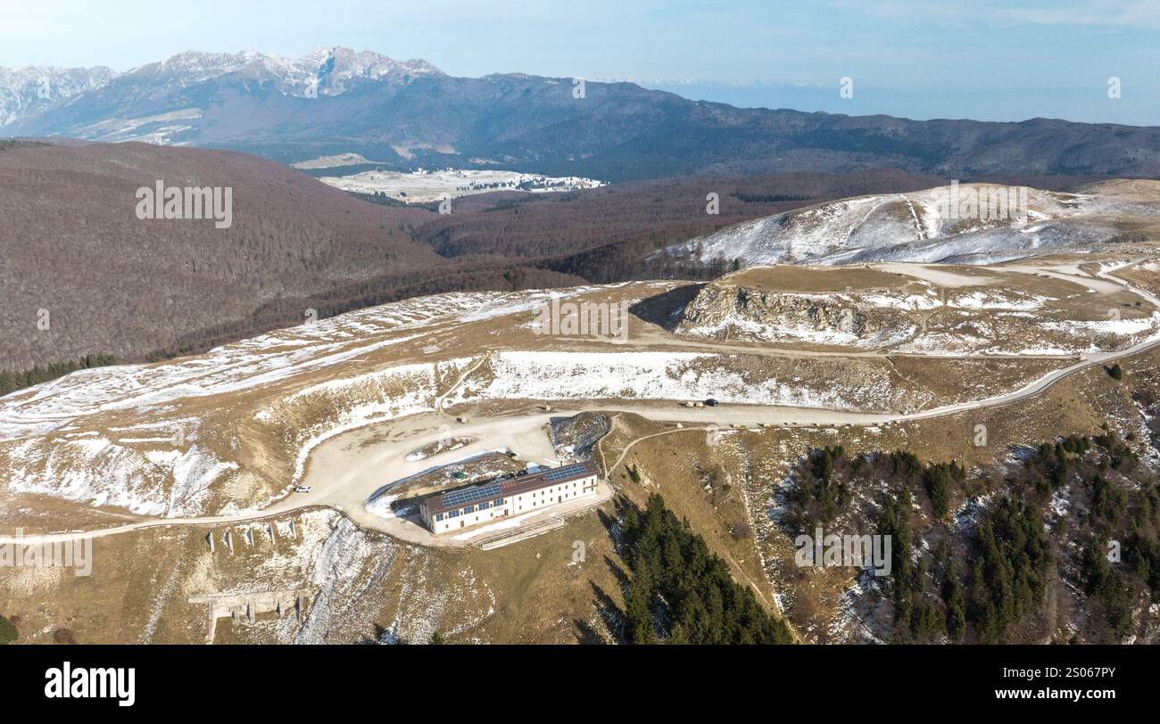 Monte Pizzoc panoramica aerea dall'alto sulle dolomiti durante giornata ...