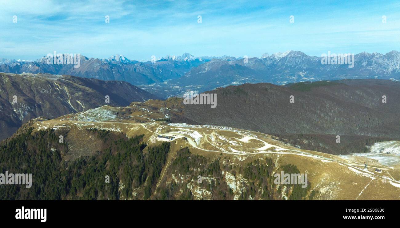 Monte Pizzoc panoramica aerea dall'alto sulle dolomiti durante giornata ...